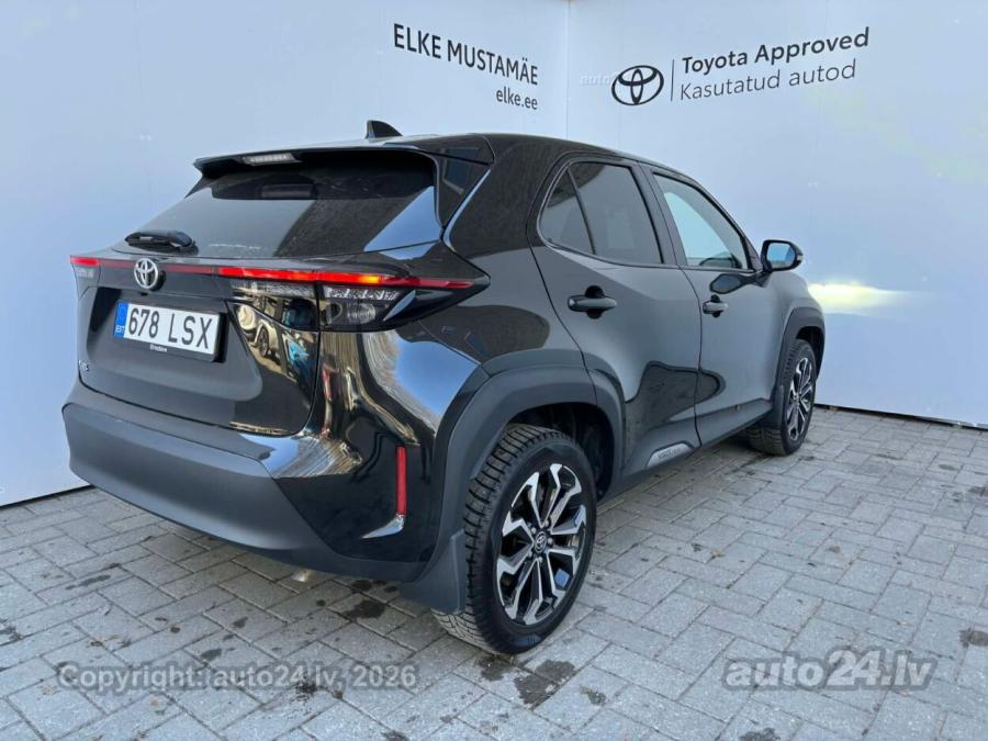 Черный Тойота Yaris Cross 2022 в Таллин, объемом двигателя 1.49 л и пробегом 65 тыс. км за 19995 €, фото 2 на AUTOMOTO.COM.LV