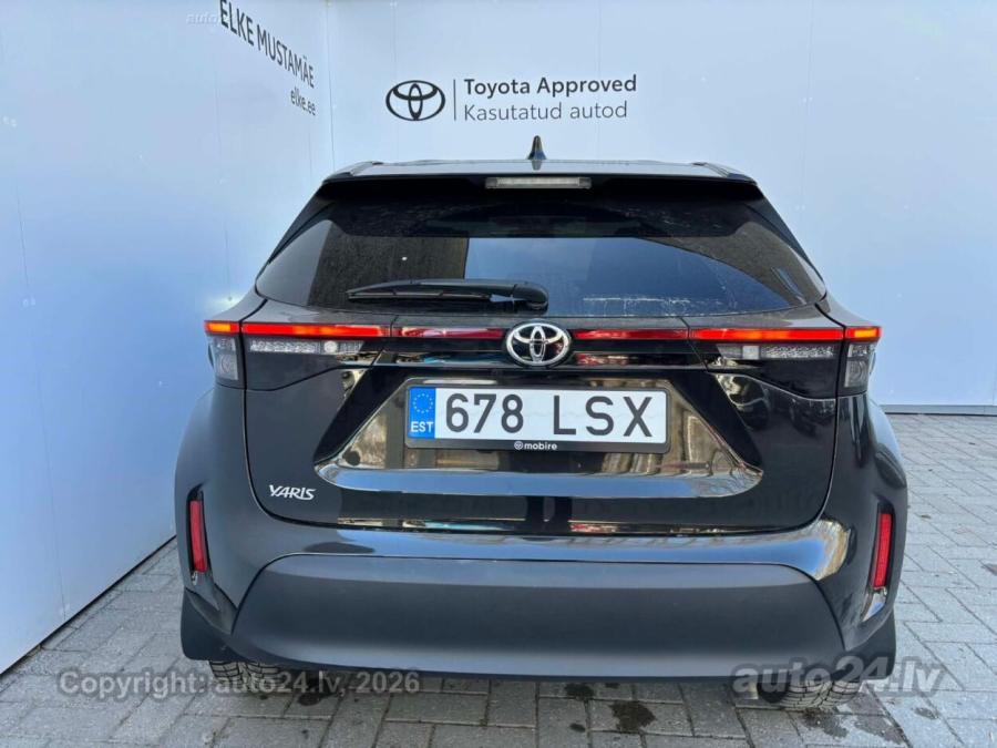 Черный Тойота Yaris Cross 2022 в Таллин, объемом двигателя 1.49 л и пробегом 65 тыс. км за 19995 €, фото 4 на AUTOMOTO.COM.LV