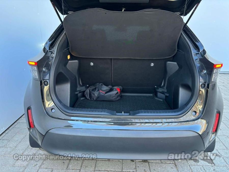 Черный Тойота Yaris Cross 2022 в Таллин, объемом двигателя 1.49 л и пробегом 65 тыс. км за 19995 €, фото 7 на AUTOMOTO.COM.LV