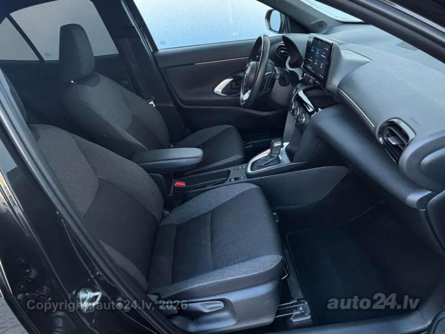 Черный Тойота Yaris Cross 2022 в Таллин, объемом двигателя 1.49 л и пробегом 65 тыс. км за 19995 €, фото 10 на AUTOMOTO.COM.LV