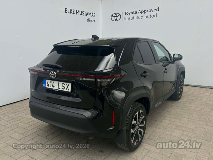 Melns Toyota Yaris Cross 2022 Tallina, ar dzinēja tilpumu 1.49 L un nobraukumu 43 tūkst. km par 20495 €, foto 2 vietnē AUTOMOTO.COM.LV