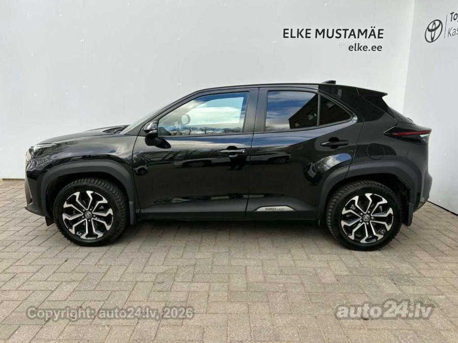 Melns Toyota Yaris Cross 2022 Tallina, ar dzinēja tilpumu 1.49 L un nobraukumu 43 tūkst. km par 20495 €, foto 3 vietnē AUTOMOTO.COM.LV