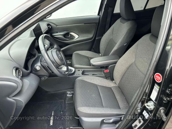 Black Toyota Yaris Cross 2022 in Tallinn, with an engine capacity of 1.49 L and mileage of 43 thousand km for 20495 €, photo 11 on AUTOMOTO.COM.LV