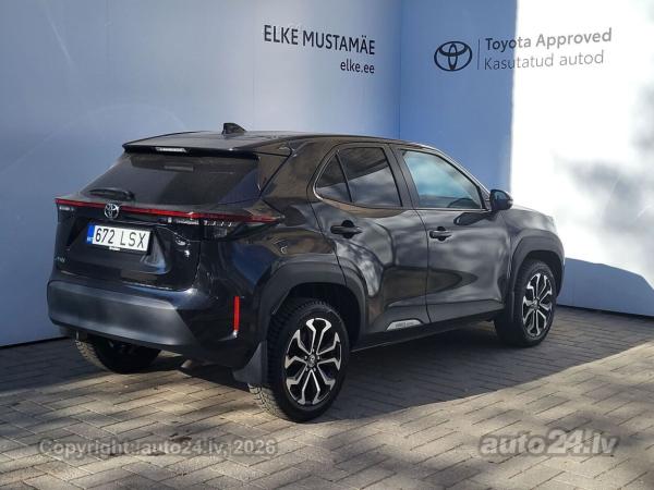 Melns Toyota Yaris Cross 2022 Tallina, ar dzinēja tilpumu 1.49 L un nobraukumu 72 tūkst. km par 19995 €, foto 2 vietnē AUTOMOTO.COM.LV
