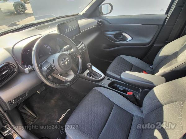 Black Toyota Yaris Cross 2022 in Tallinn, with an engine capacity of 1.49 L and mileage of 72 thousand km for 19995 €, photo 11 on AUTOMOTO.COM.LV