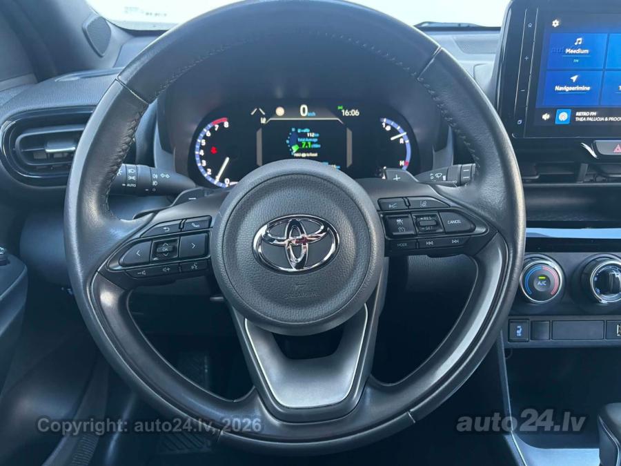 Черный Тойота Yaris Cross 2022 в Таллин, объемом двигателя 1.49 л и пробегом 72 тыс. км за 19995 €, фото 13 на AUTOMOTO.COM.LV