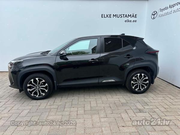 Черный Тойота Yaris Cross 2022 в Таллин, объемом двигателя 1.49 л и пробегом 63 тыс. км за 19995 €, фото 3 на AUTOMOTO.COM.LV
