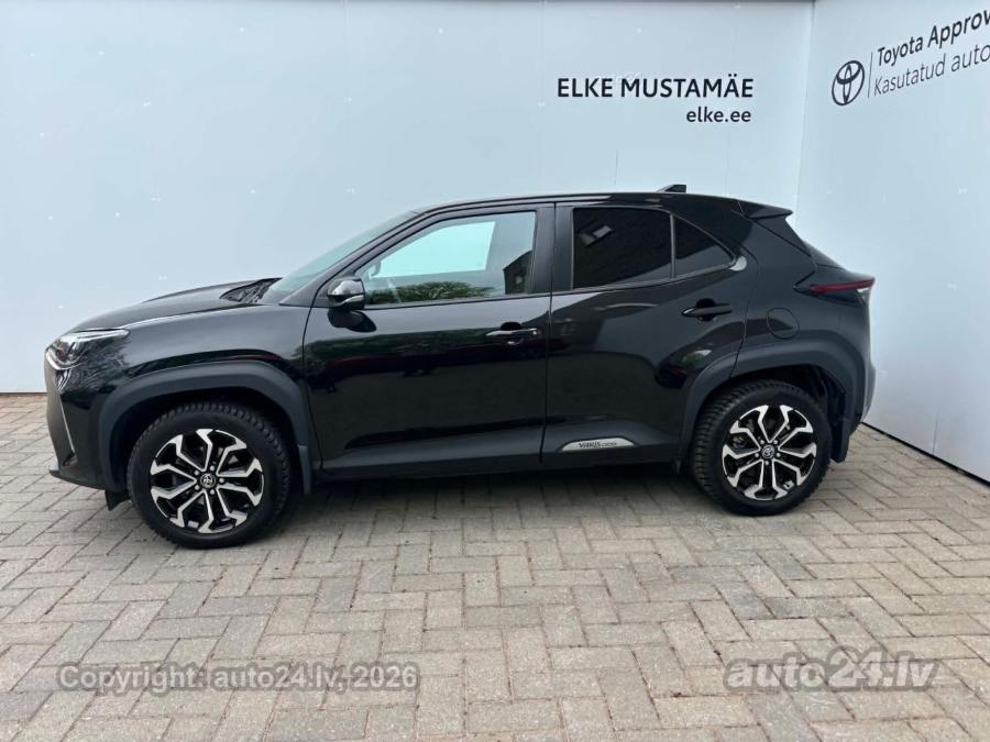 Черный Тойота Yaris Cross 2022 в Таллин, объемом двигателя 1.49 л и пробегом 63 тыс. км за 19995 €, фото 4 на AUTOMOTO.COM.LV