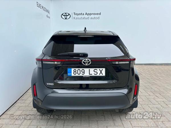 Черный Тойота Yaris Cross 2022 в Таллин, объемом двигателя 1.49 л и пробегом 63 тыс. км за 19995 €, фото 4 на AUTOMOTO.COM.LV