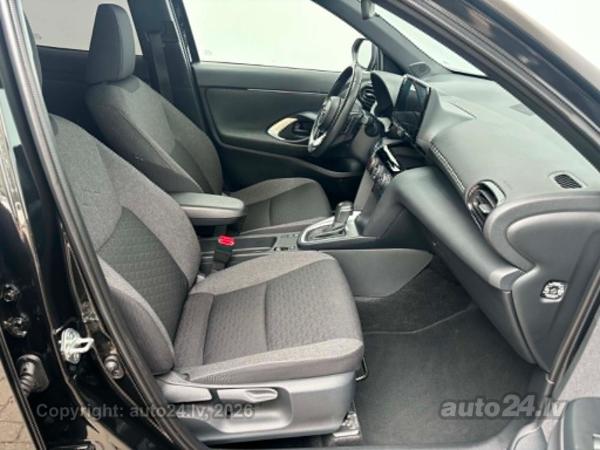 Черный Тойота Yaris Cross 2022 в Таллин, объемом двигателя 1.49 л и пробегом 63 тыс. км за 19995 €, фото 6 на AUTOMOTO.COM.LV
