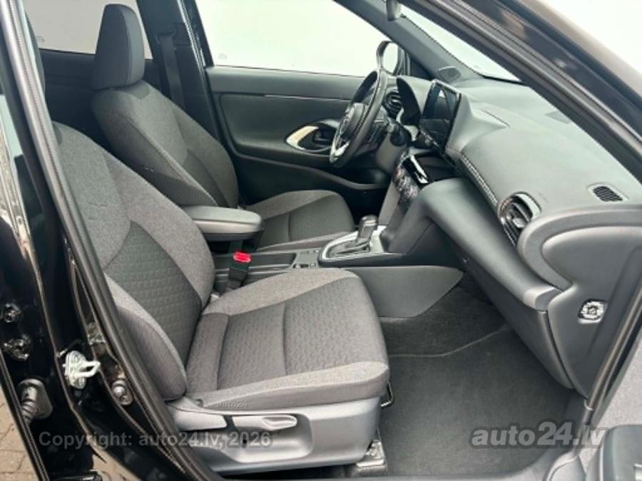 Черный Тойота Yaris Cross 2022 в Таллин, объемом двигателя 1.49 л и пробегом 63 тыс. км за 19995 €, фото 7 на AUTOMOTO.COM.LV