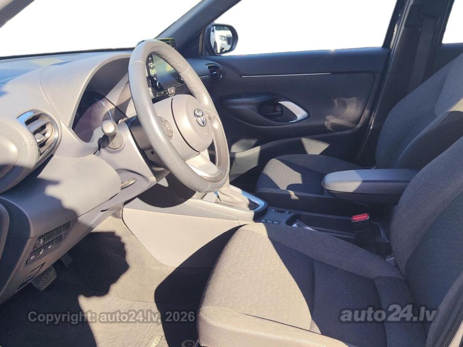 Черный Тойота Yaris Cross 2022 в Таллин, объемом двигателя 1.49 л и пробегом 60 тыс. км за 19995 €, фото 12 на AUTOMOTO.COM.LV