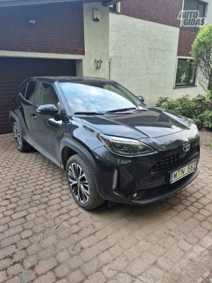 Черный Тойота Yaris Cross 2023 в Вильнюс, объемом двигателя 1.50 л и пробегом 24 тыс. км за 25000 €, фото  на AUTOMOTO.COM.LV