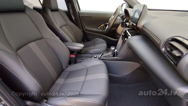 Черный Тойота Yaris Cross 2023 в Таллин, объемом двигателя 1.49 л и пробегом 41 тыс. км за 25495 €, фото 6 на AUTOMOTO.COM.LV