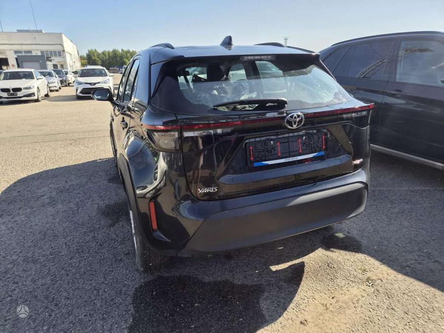 Black Toyota Yaris Cross 2024 in Panevezys, with an engine capacity of 1.50 L and mileage of 6 thousand km for 14800 €, photo 5 on AUTOMOTO.COM.LV