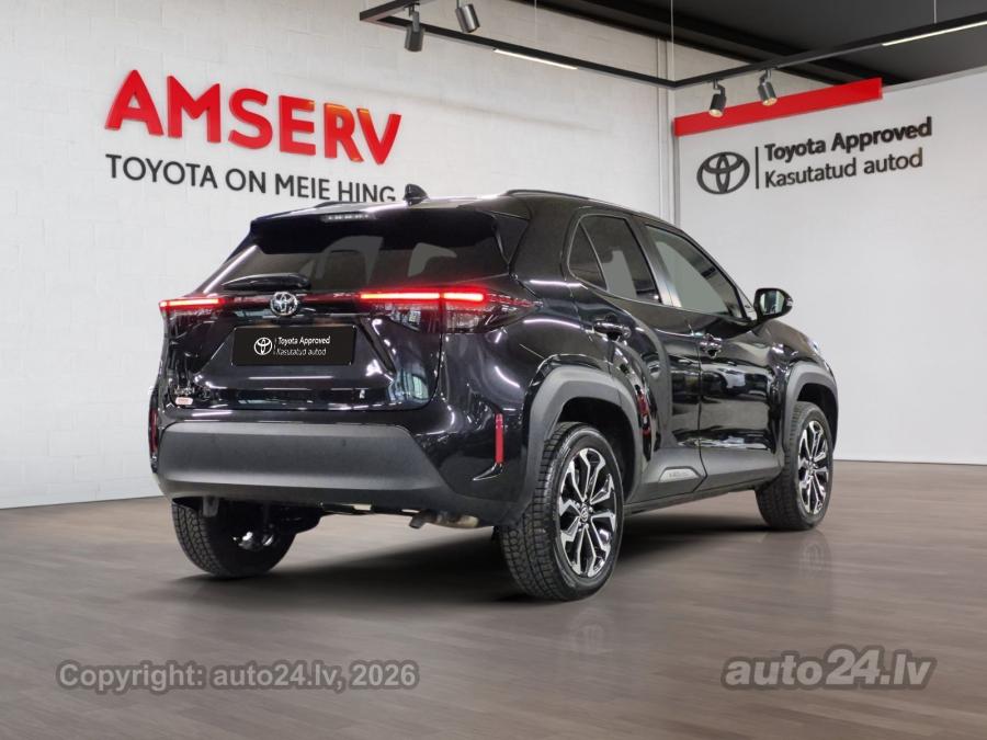 Черный Тойота Yaris Cross 2025 в Таллин, объемом двигателя 1.50 л и пробегом 28 тыс. км за 24990 €, фото 3 на AUTOMOTO.COM.LV
