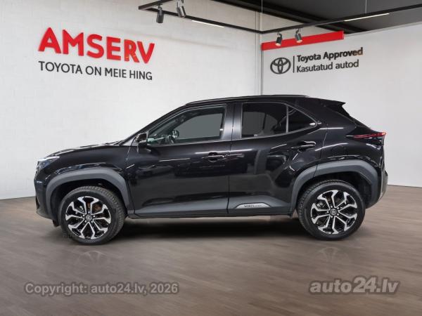 Black Toyota Yaris Cross 2025 in Tallinn, with an engine capacity of 1.50 L and mileage of 28 thousand km for 24990 €, photo 4 on AUTOMOTO.COM.LV