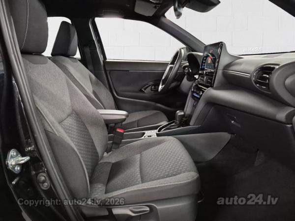 Black Toyota Yaris Cross 2025 in Tallinn, with an engine capacity of 1.50 L and mileage of 28 thousand km for 24990 €, photo 7 on AUTOMOTO.COM.LV