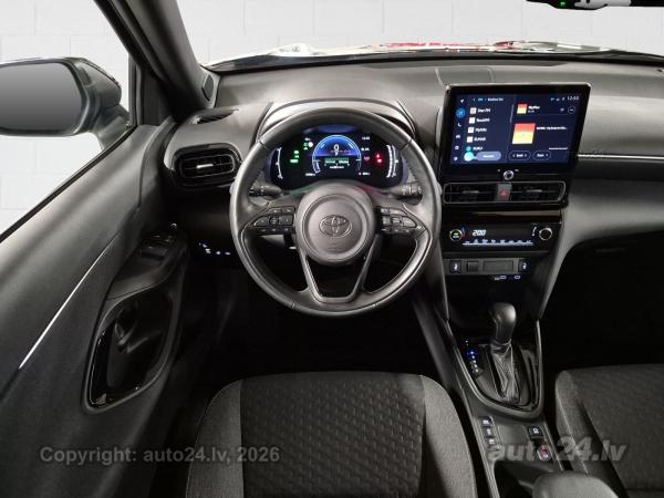 Black Toyota Yaris Cross 2025 in Tallinn, with an engine capacity of 1.50 L and mileage of 28 thousand km for 24990 €, photo 10 on AUTOMOTO.COM.LV