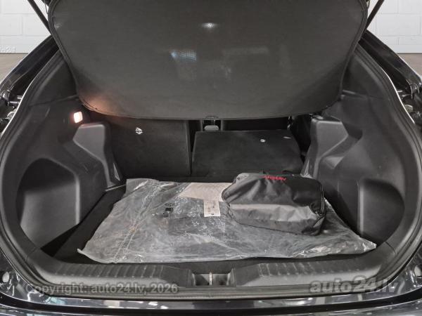Black Toyota Yaris Cross 2025 in Tallinn, with an engine capacity of 1.50 L and mileage of 28 thousand km for 24990 €, photo 11 on AUTOMOTO.COM.LV