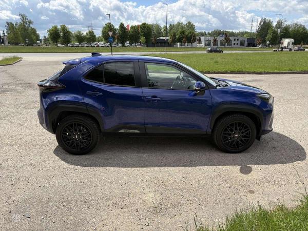 Blue Toyota Yaris Cross 2021 in Kaunas, with an engine capacity of 1.50 L and mileage of 53 thousand km for 20900 €, photo 3 on AUTOMOTO.COM.LV