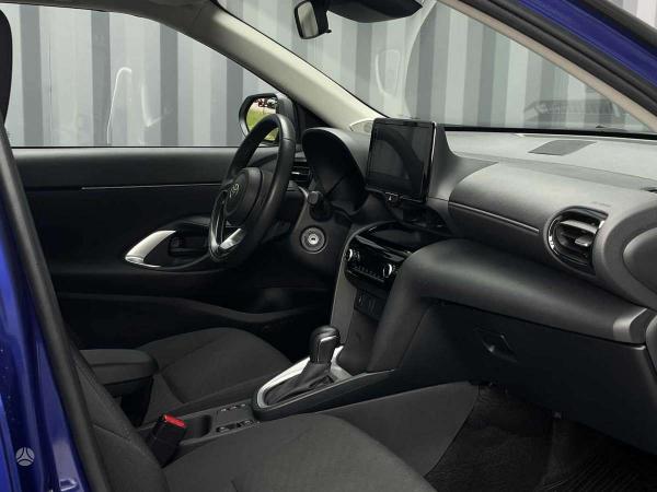 Blue Toyota Yaris Cross 2024 in Vilnius, with an engine capacity of 1.49 L and mileage of 49 thousand km for 19000 €, photo 8 on AUTOMOTO.COM.LV