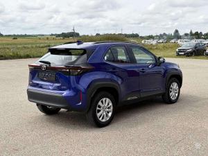 Blue Toyota Yaris Cross 2024 in Ukmerge, with an engine capacity of 1.49 L and mileage of 40 thousand km for 18999 €, photo 4 on AUTOMOTO.COM.LV
