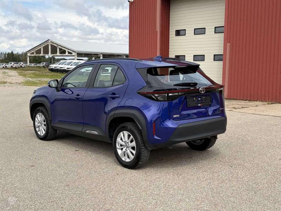 Blue Toyota Yaris Cross 2024 in Ukmerge, with an engine capacity of 1.49 L and mileage of 40 thousand km for 18999 €, photo 5 on AUTOMOTO.COM.LV