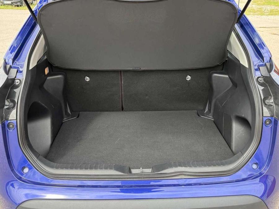 Blue Toyota Yaris Cross 2024 in Ukmerge, with an engine capacity of 1.49 L and mileage of 40 thousand km for 18999 €, photo 6 on AUTOMOTO.COM.LV