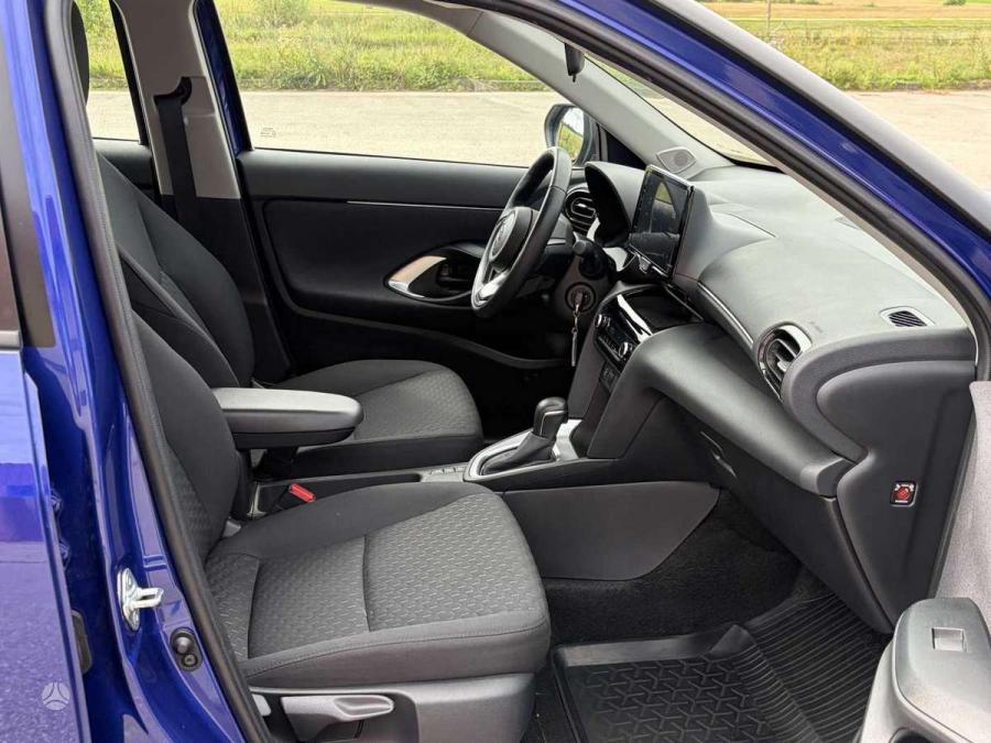 Blue Toyota Yaris Cross 2024 in Ukmerge, with an engine capacity of 1.49 L and mileage of 40 thousand km for 18999 €, photo 8 on AUTOMOTO.COM.LV