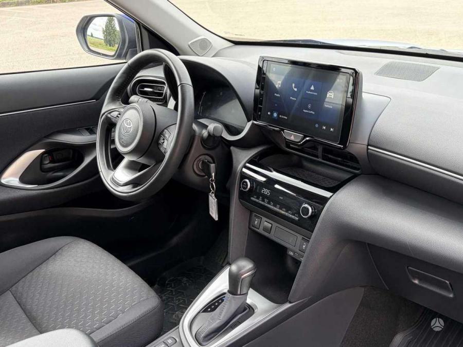Blue Toyota Yaris Cross 2024 in Ukmerge, with an engine capacity of 1.49 L and mileage of 40 thousand km for 18999 €, photo 9 on AUTOMOTO.COM.LV