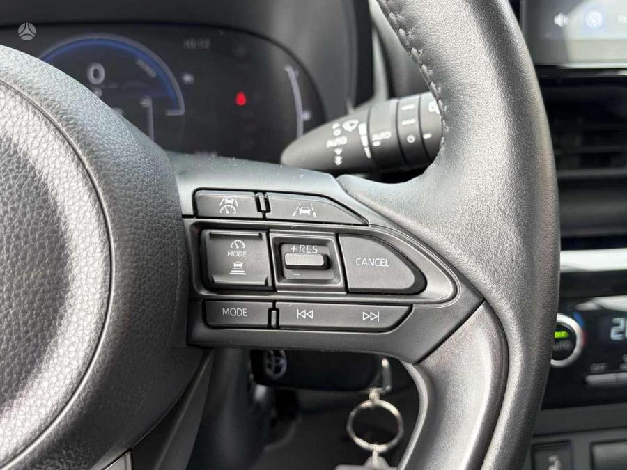 Blue Toyota Yaris Cross 2024 in Ukmerge, with an engine capacity of 1.49 L and mileage of 40 thousand km for 18999 €, photo 16 on AUTOMOTO.COM.LV