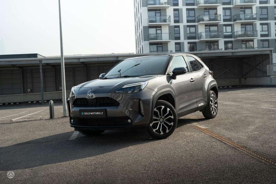 Brūns Toyota Yaris Cross 2022 Viļņa, ar dzinēja tilpumu 1.49 L un nobraukumu 80 tūkst. km par 19600 €, foto 1 vietnē AUTOMOTO.COM.LV