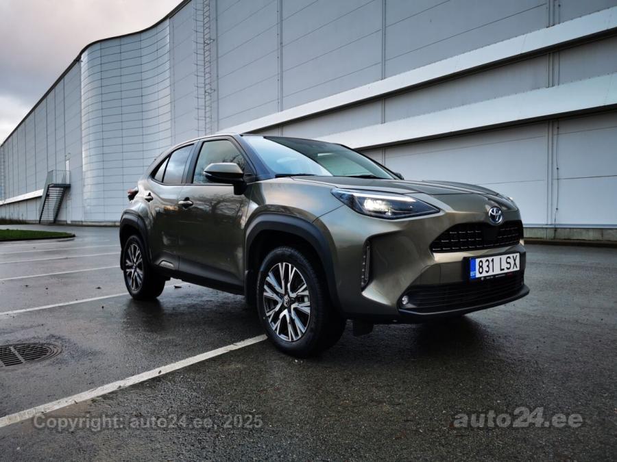 Brūns Toyota Yaris Cross 2022 Tallina, ar dzinēja tilpumu 1.50 L un nobraukumu 14 tūkst. km par 23990 €, foto 2 vietnē AUTOMOTO.COM.LV