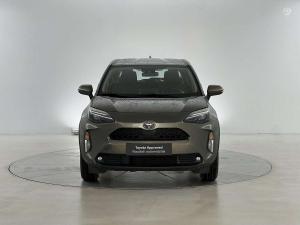 Green Toyota Yaris Cross 2022 in Vilnius, with an engine capacity of 1.49 L and mileage of 120 thousand km for 16900 €, photo 6 on AUTOMOTO.COM.LV