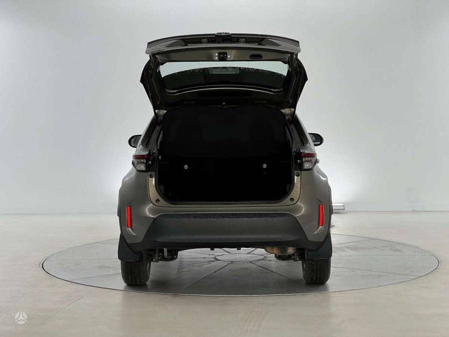 Green Toyota Yaris Cross 2022 in Vilnius, with an engine capacity of 1.49 L and mileage of 120 thousand km for 16900 €, photo 11 on AUTOMOTO.COM.LV