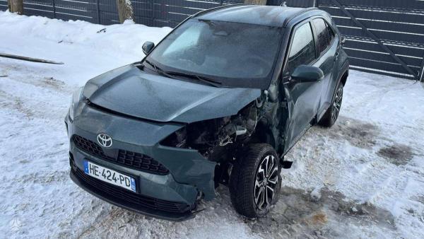 Green Toyota Yaris Cross 2025 in Jonava, with an engine capacity of 1.50 L and mileage of 10 thousand km for 14750 €, photo 3 on AUTOMOTO.COM.LV