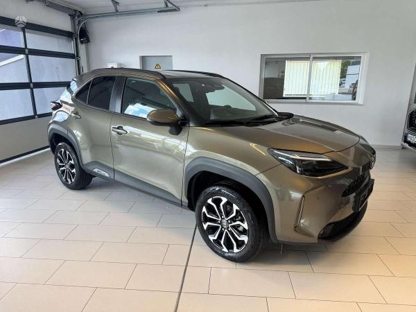 Zaļš Toyota Yaris Cross 2025 Šauļi, ar dzinēja tilpumu 1.49 L un nobraukumu 20 tūkst. km par 24600 €, foto 1 vietnē AUTOMOTO.COM.LV
