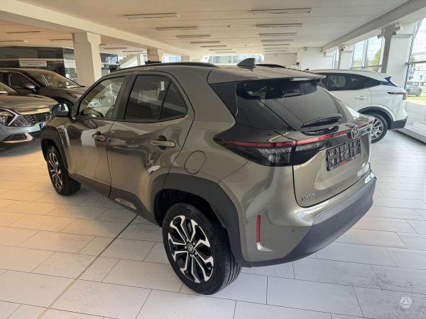 Zaļš Toyota Yaris Cross 2025 Šauļi, ar dzinēja tilpumu 1.49 L un nobraukumu 20 tūkst. km par 24600 €, foto 3 vietnē AUTOMOTO.COM.LV