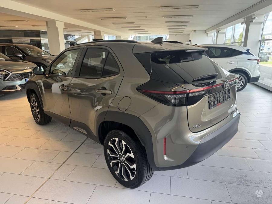 Zaļš Toyota Yaris Cross 2025 Šauļi, ar dzinēja tilpumu 1.49 L un nobraukumu 20 tūkst. km par 24600 €, foto 4 vietnē AUTOMOTO.COM.LV
