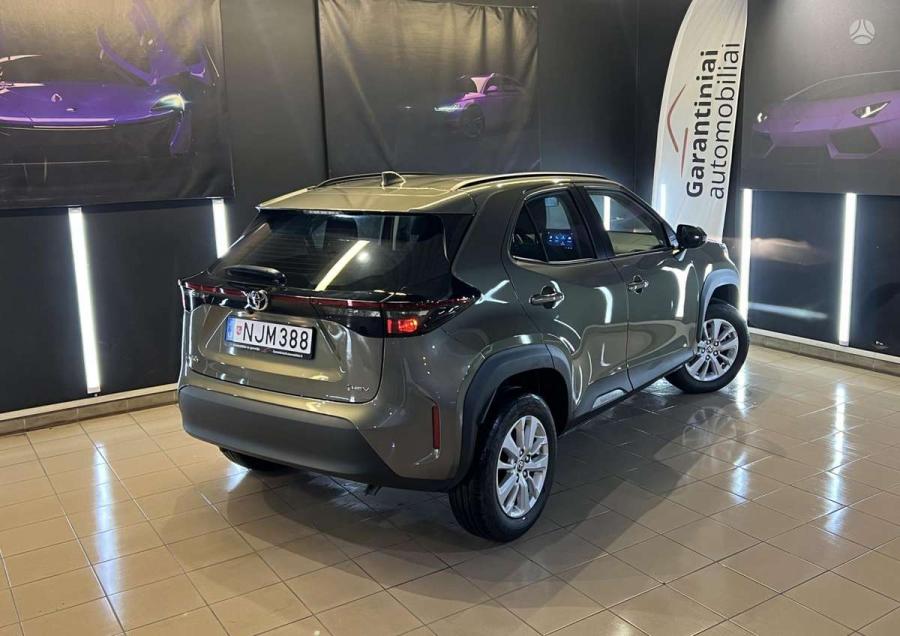 Zaļš Toyota Yaris Cross 2025 Viļņa, ar dzinēja tilpumu 1.50 L un nobraukumu 12 tūkst. km par 22500 €, foto 3 vietnē AUTOMOTO.COM.LV
