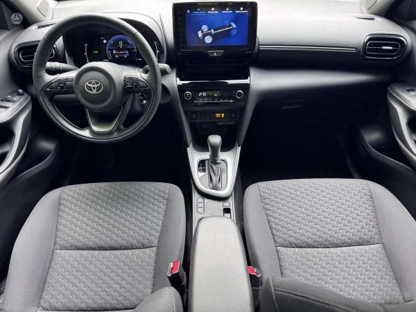 Green Toyota Yaris Cross 2025 in Vilnius, with an engine capacity of 1.50 L and mileage of 12 thousand km for 22500 €, photo 5 on AUTOMOTO.COM.LV