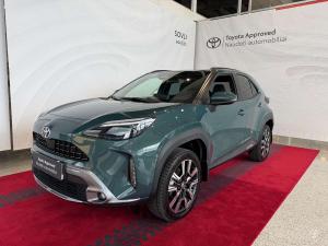 Zaļš Toyota Yaris Cross 2025 Šauļi, ar dzinēja tilpumu 1.49 L un nobraukumu 6 tūkst. km par 29500 €, foto  vietnē AUTOMOTO.COM.LV