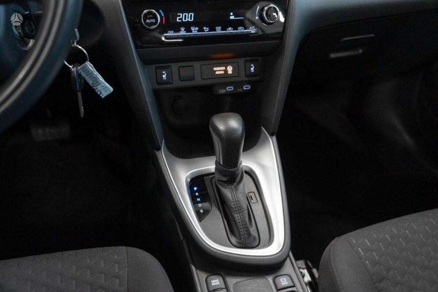 Green Toyota Yaris Cross 2025 in Vilnius, with an engine capacity of 1.50 L and mileage of 41 thousand km for 23900 €, photo 17 on AUTOMOTO.COM.LV