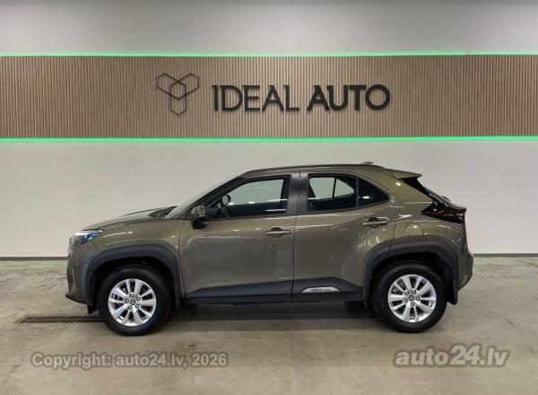 Green Toyota Yaris Cross 2025 in Tallinn, with an engine capacity of 1.50 L and mileage of 45 thousand km for 23990 €, photo 3 on AUTOMOTO.COM.LV