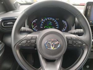 Pelēks Toyota Yaris Cross 2022 Panevēža, ar dzinēja tilpumu 1.49 L un nobraukumu 10 tūkst. km par 18500 €, foto 24 vietnē AUTOMOTO.COM.LV