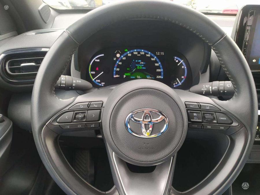Pelēks Toyota Yaris Cross 2022 Panevēža, ar dzinēja tilpumu 1.49 L un nobraukumu 10 tūkst. km par 18500 €, foto 24 vietnē AUTOMOTO.COM.LV