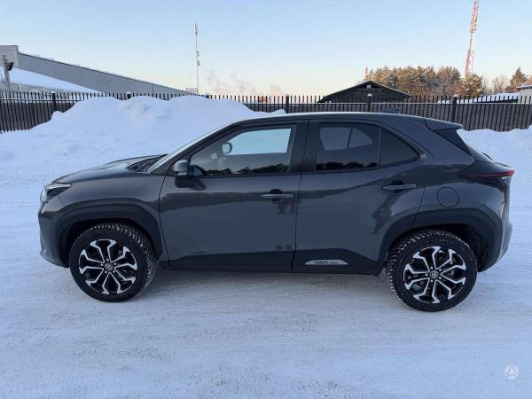 Pelēks Toyota Yaris Cross 2022 Viļņa, ar dzinēja tilpumu 1.49 L un nobraukumu 146 tūkst. km par 20450 €, foto 4 vietnē AUTOMOTO.COM.LV
