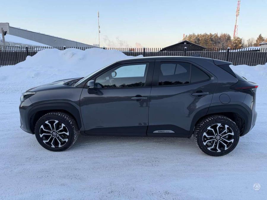 Pelēks Toyota Yaris Cross 2022 Viļņa, ar dzinēja tilpumu 1.49 L un nobraukumu 146 tūkst. km par 20450 €, foto 4 vietnē AUTOMOTO.COM.LV