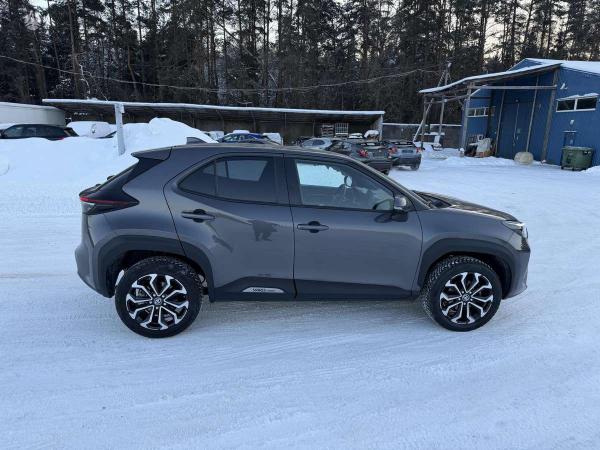 Pelēks Toyota Yaris Cross 2022 Viļņa, ar dzinēja tilpumu 1.49 L un nobraukumu 146 tūkst. km par 20450 €, foto 8 vietnē AUTOMOTO.COM.LV